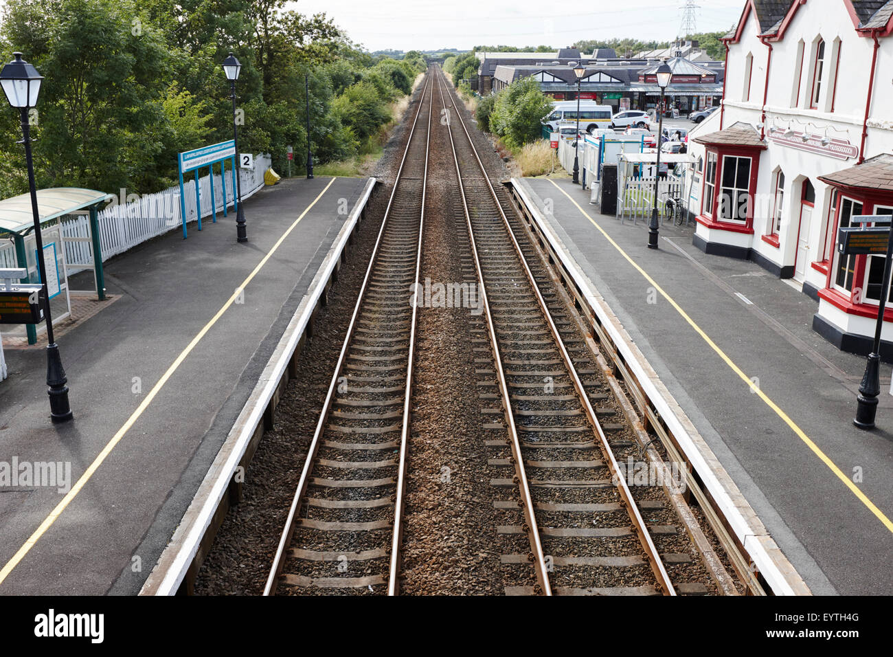 train station at Llanfairpwllgwyngyllgogerychwyrndrobwllllantysiliogogogoch anglesey wales Stock ...