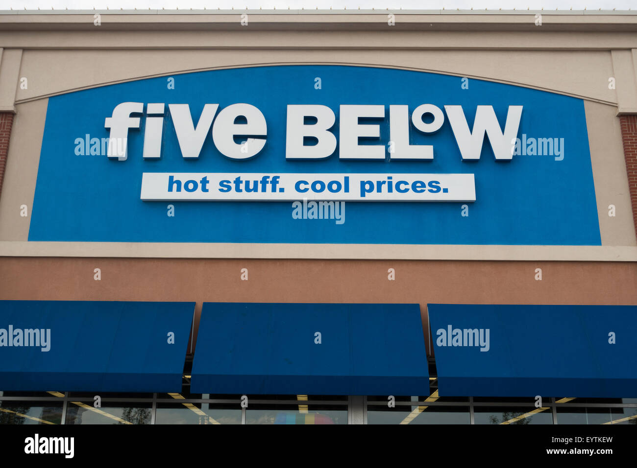 Five below store hi-res stock photography and images - Alamy