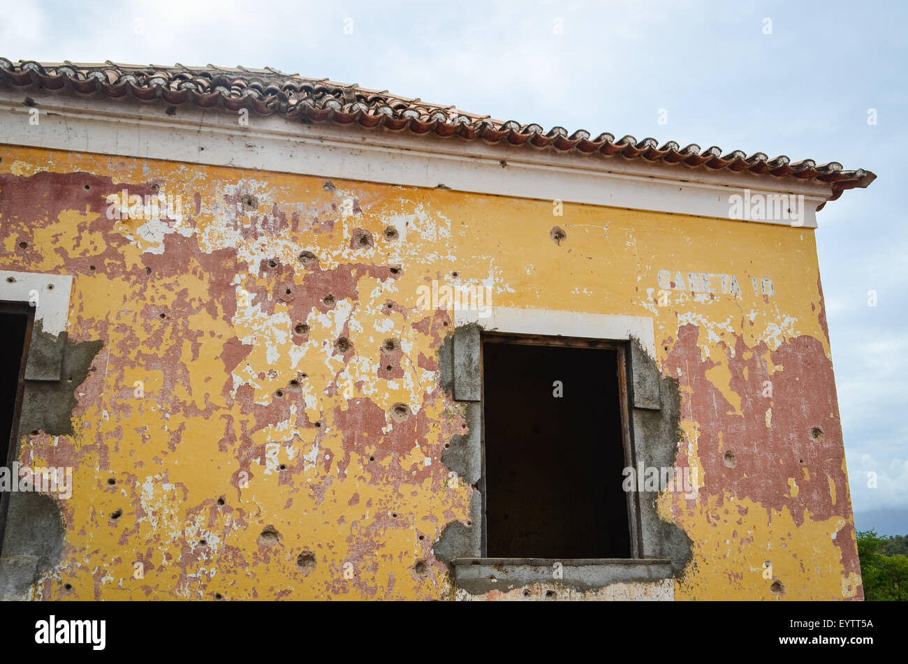 Angola building civil war hi-res stock photography and images - Alamy
