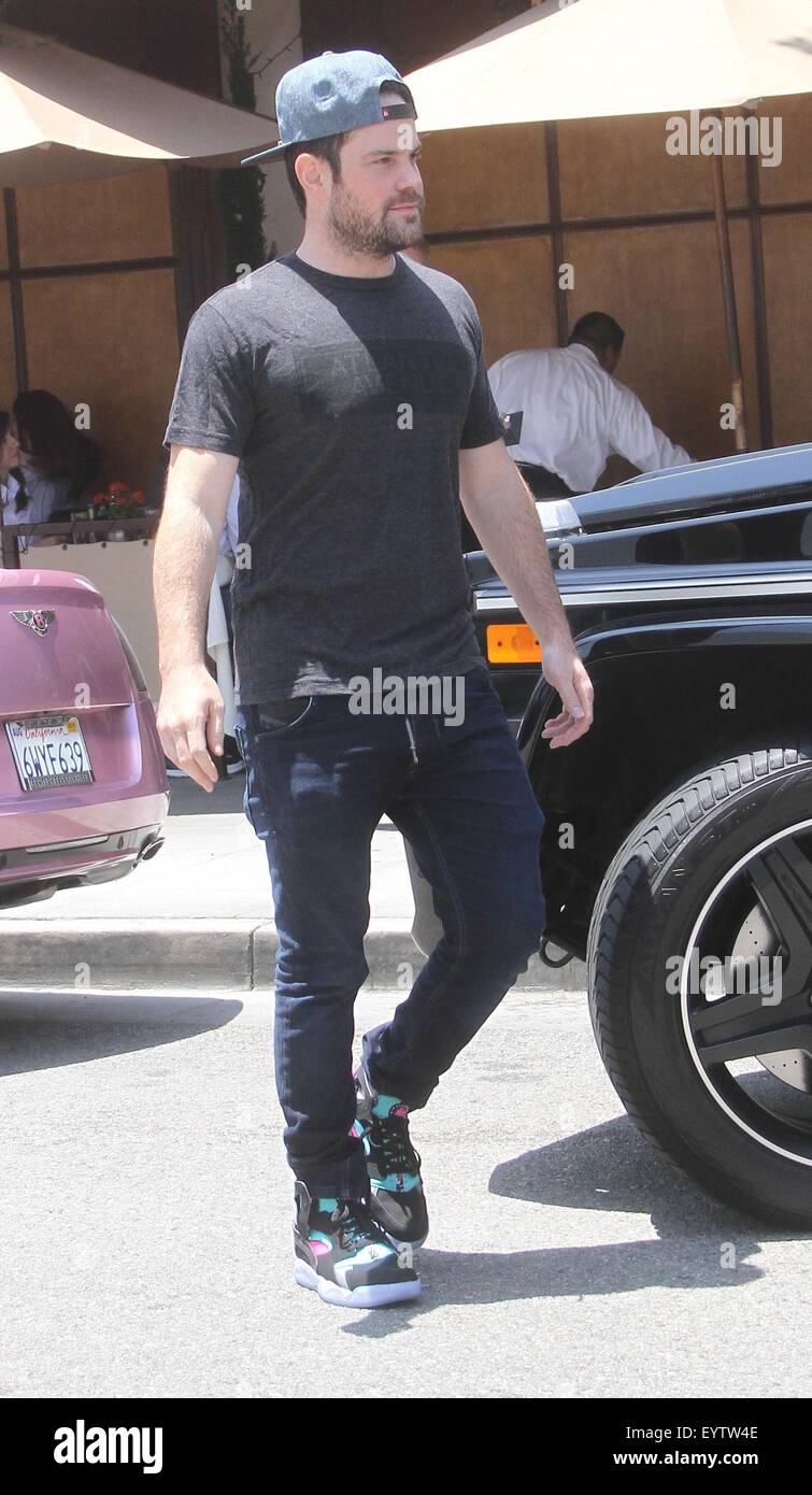 Mike Comrie wearing his baseball cap backwards has lunch in Beverly ...