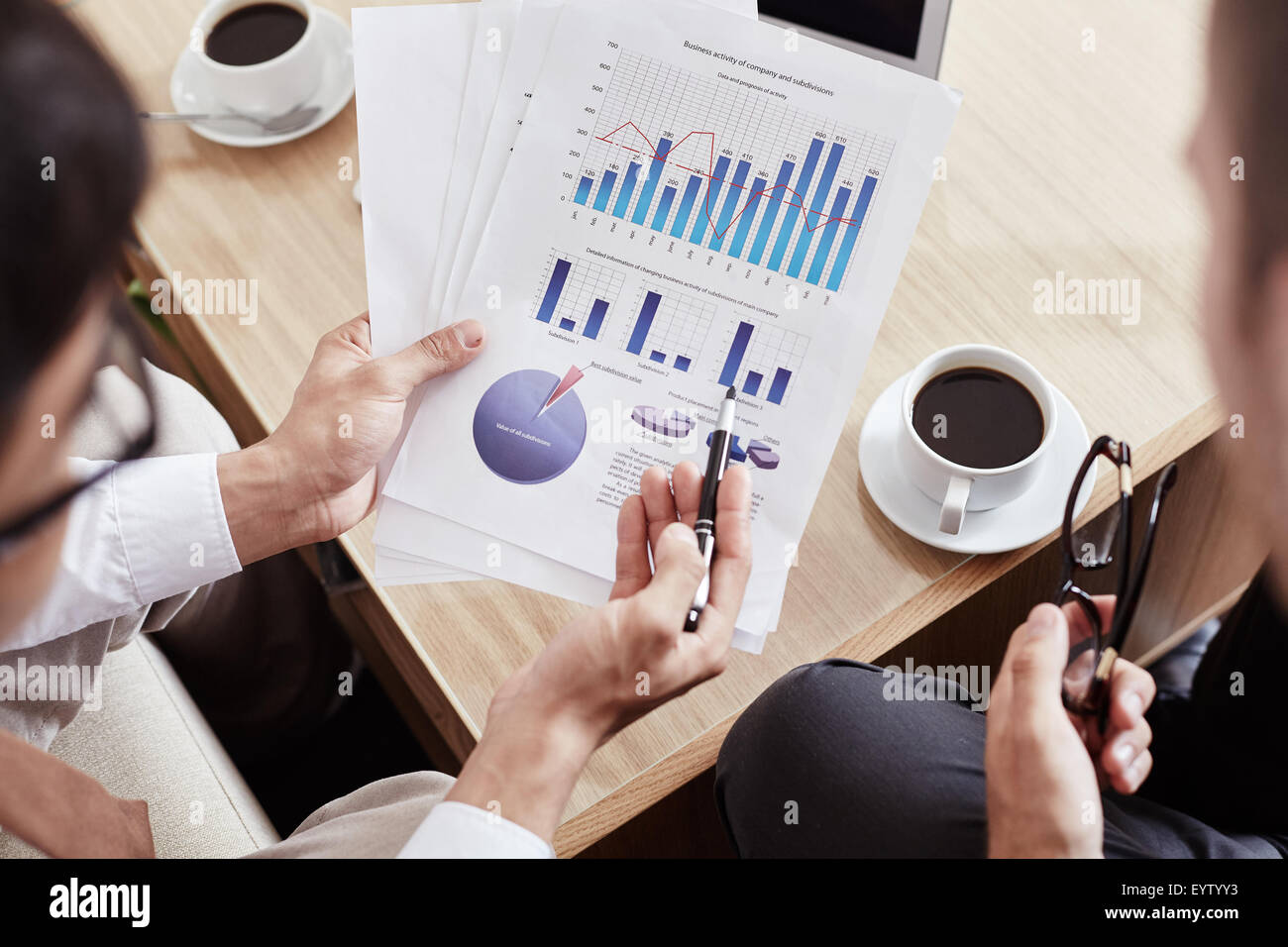 Male employee explaining financial data to colleague Stock Photo - Alamy Male employee explaining financial data to colleague Stock Photo - Alamy