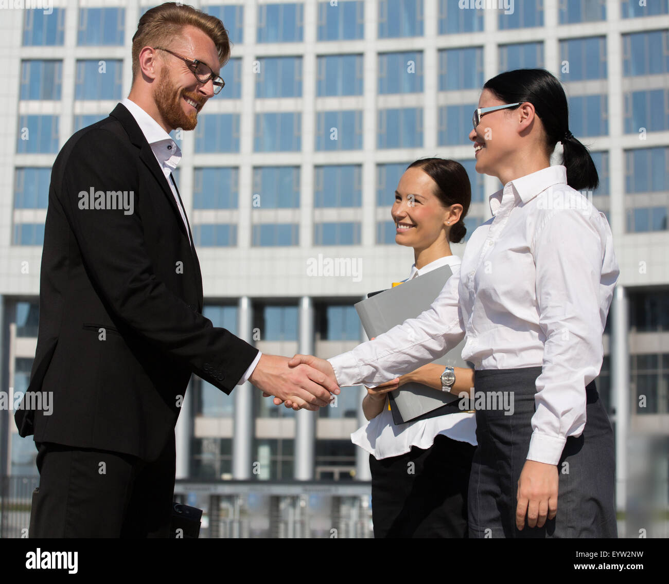 Hand shake handshaking hi-res stock photography and images - Alamy