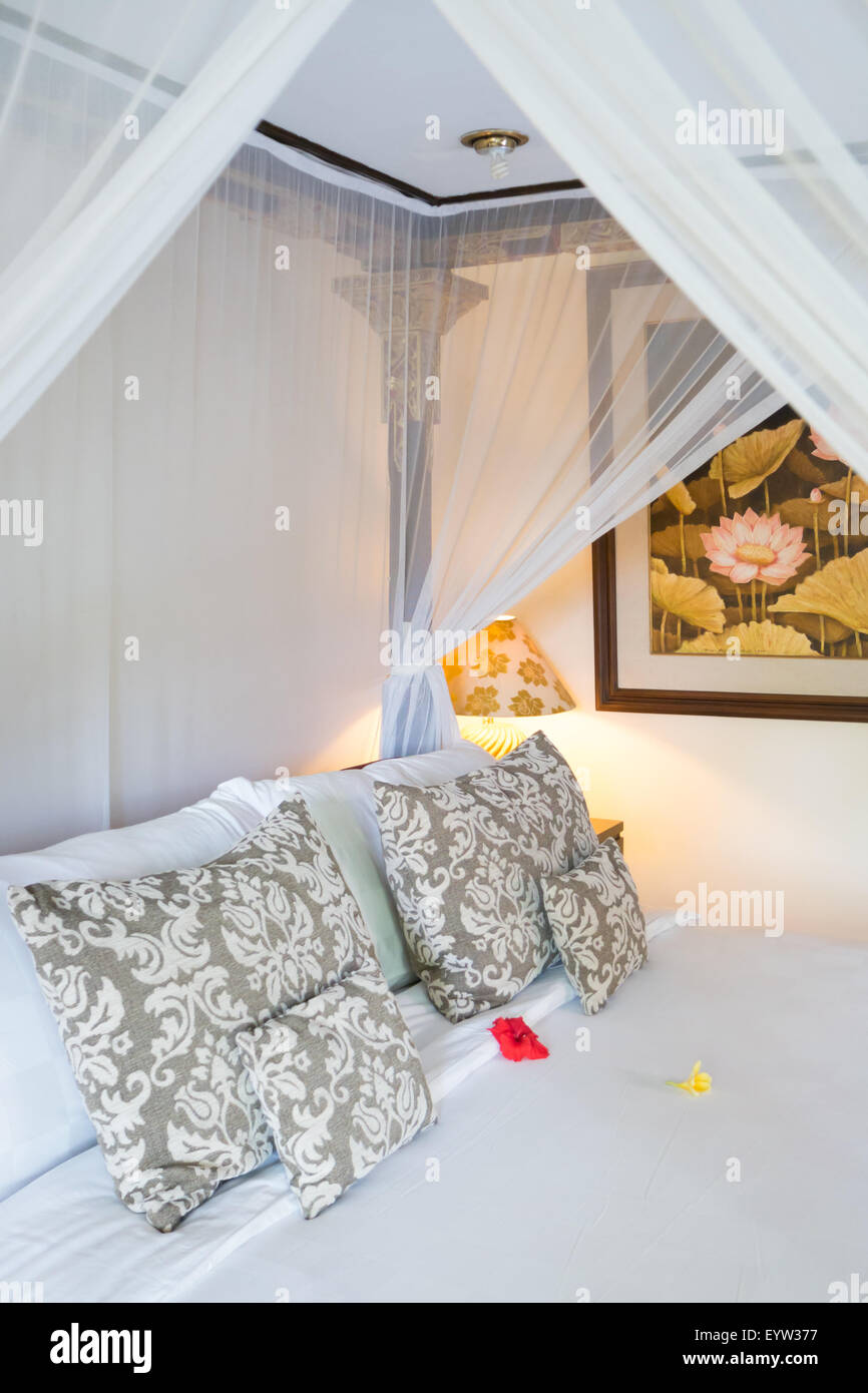 Beds with mosquito net hi-res stock photography and images - Alamy
