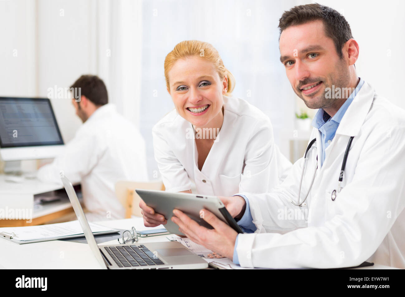 Doctor assistant team hi-res stock photography and images - Alamy