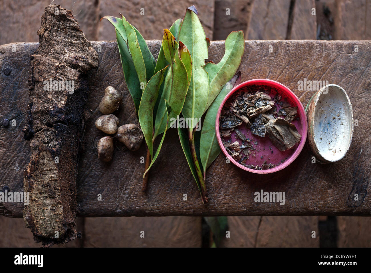 Chewing betel hi-res stock photography and images - Alamy