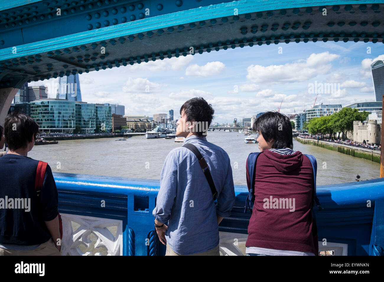 Tourists on tower bridge hi-res stock photography and images - Alamy