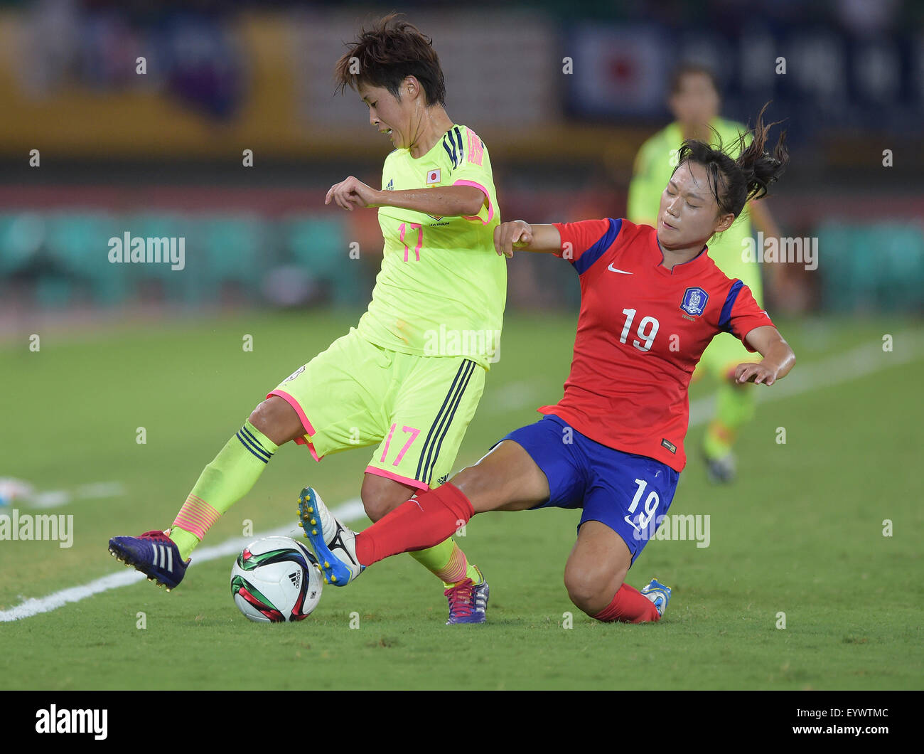 (150804) -- WUHAN, Aug. 4, 2015 (Xinhua) -- Jang Selgi (R) of South ...
