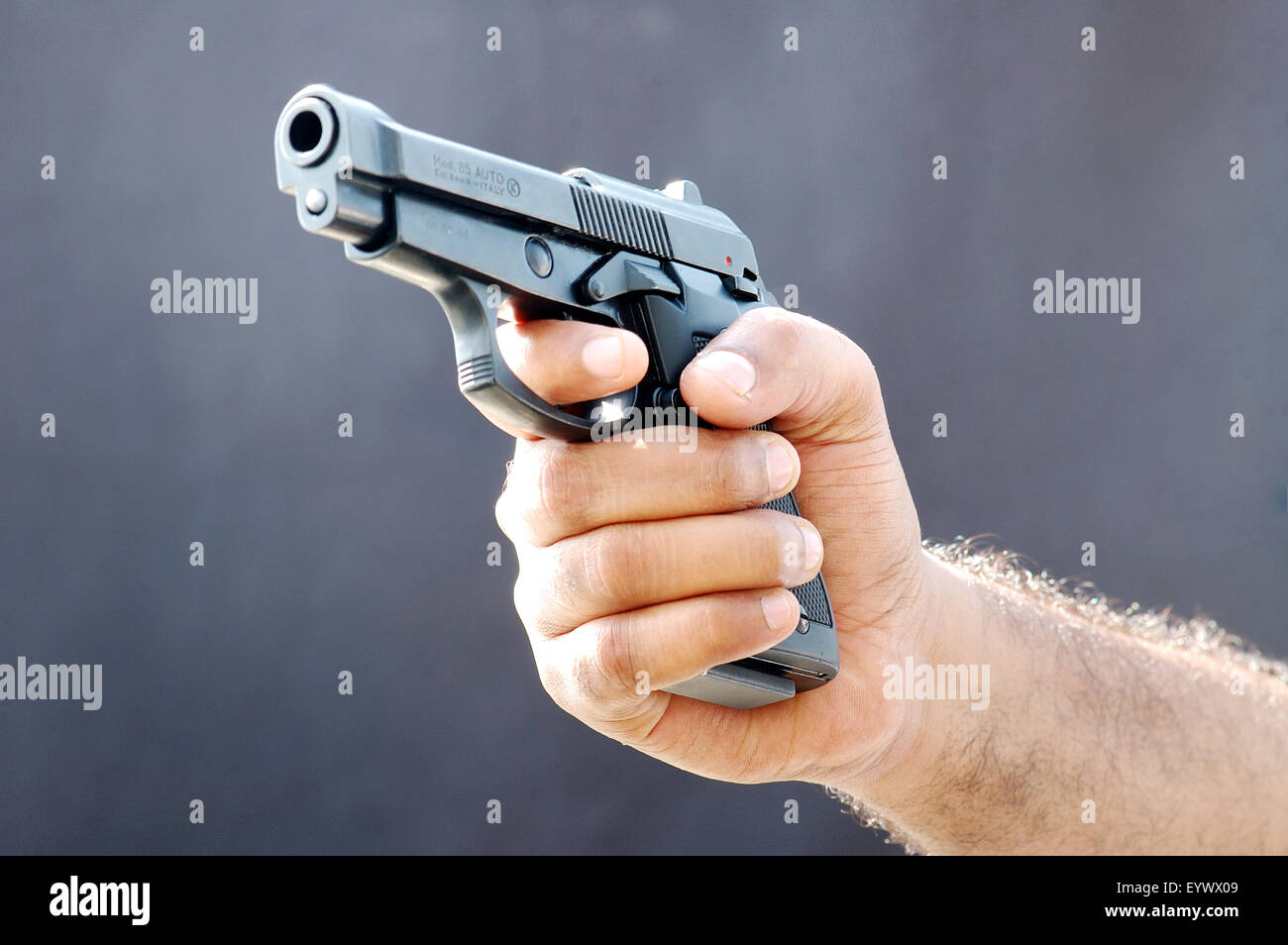 Revolver in man hand Stock Photo - Alamy