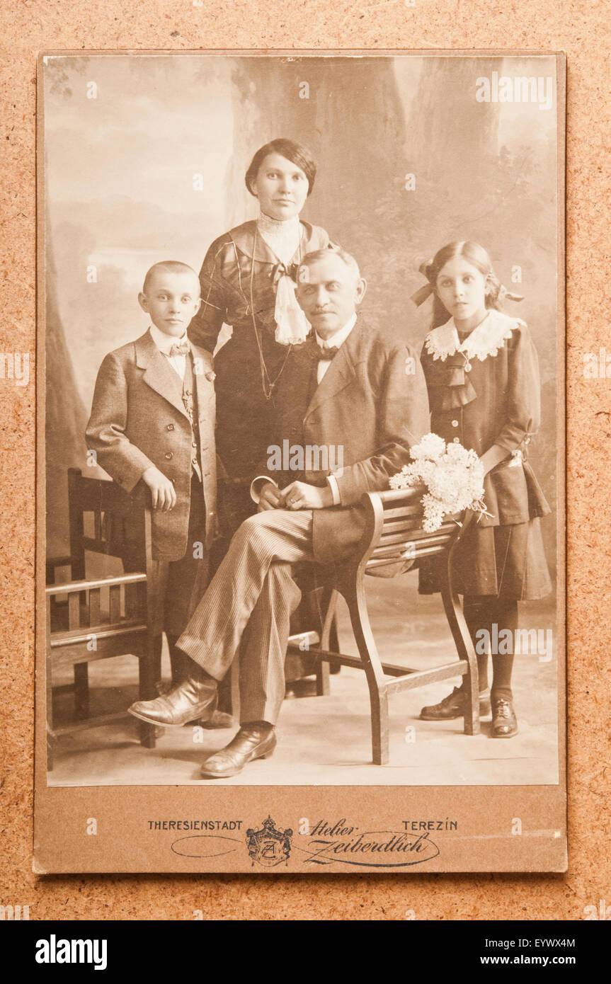 Portrait photo 19th century family hi-res stock photography and images ...
