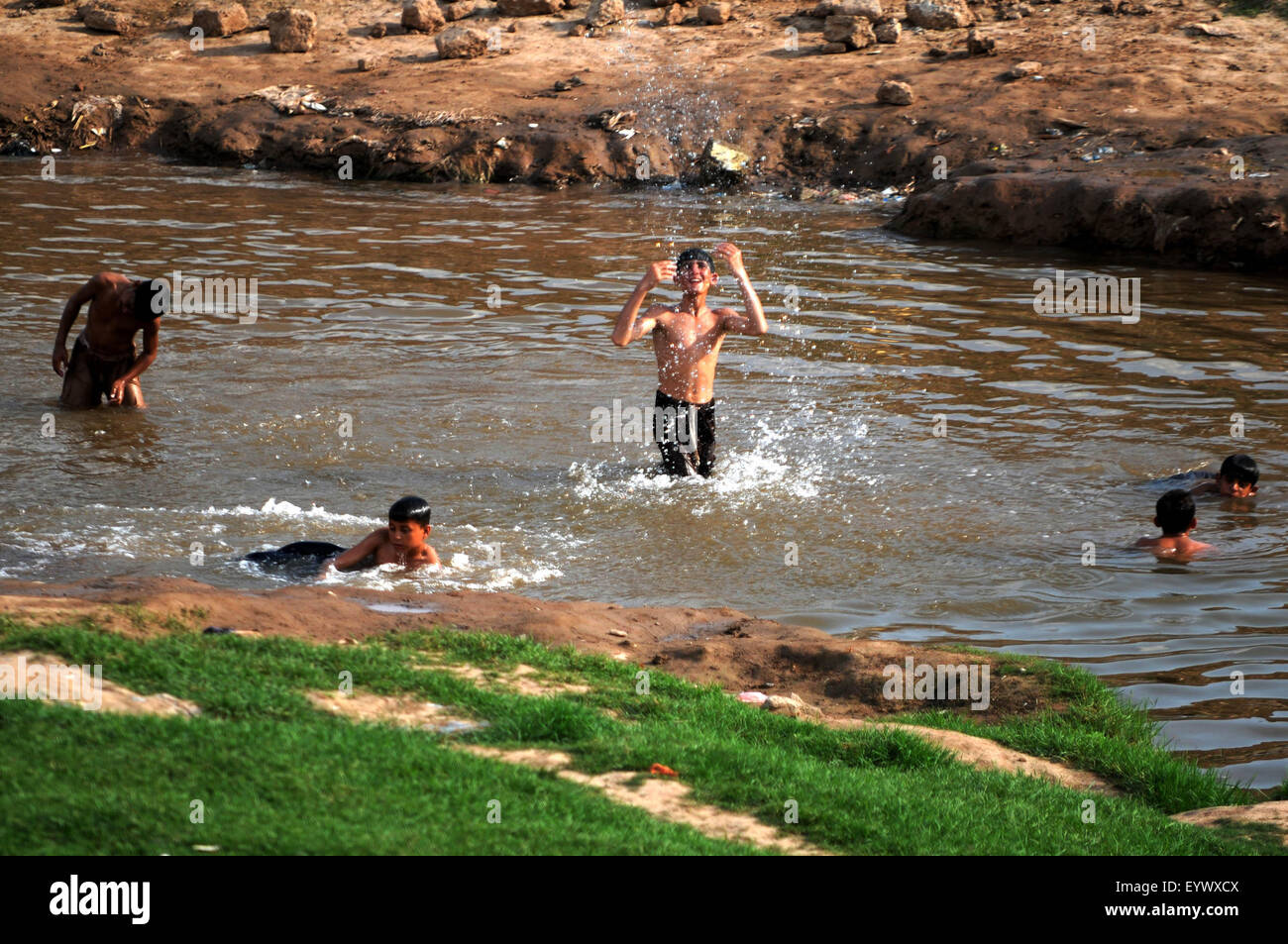Islamabad, Pakistan. 4th Aug, 2015. Afghan refugees take bath in a ...