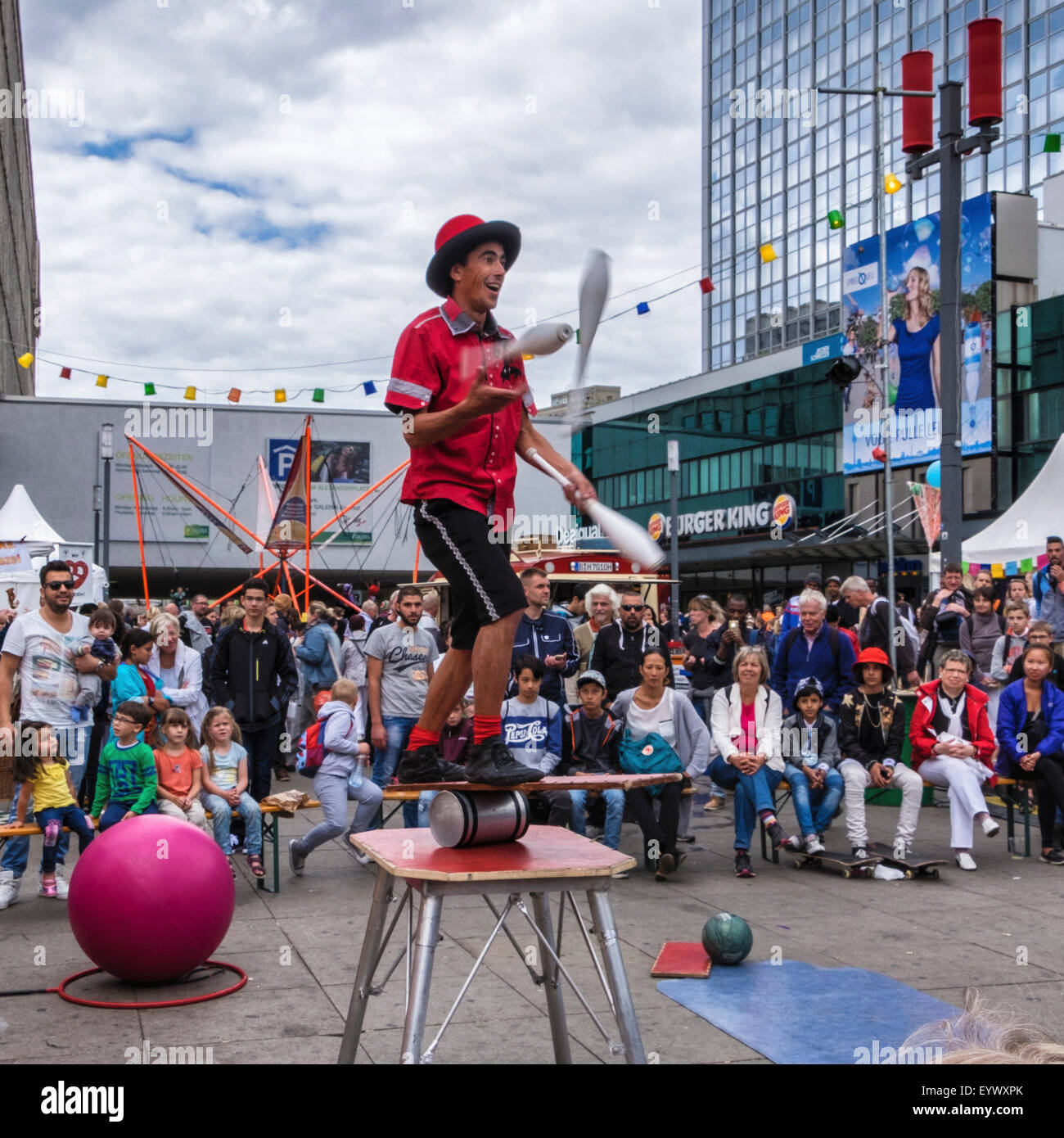 Juggler street act hi-res stock photography and images - Alamy
