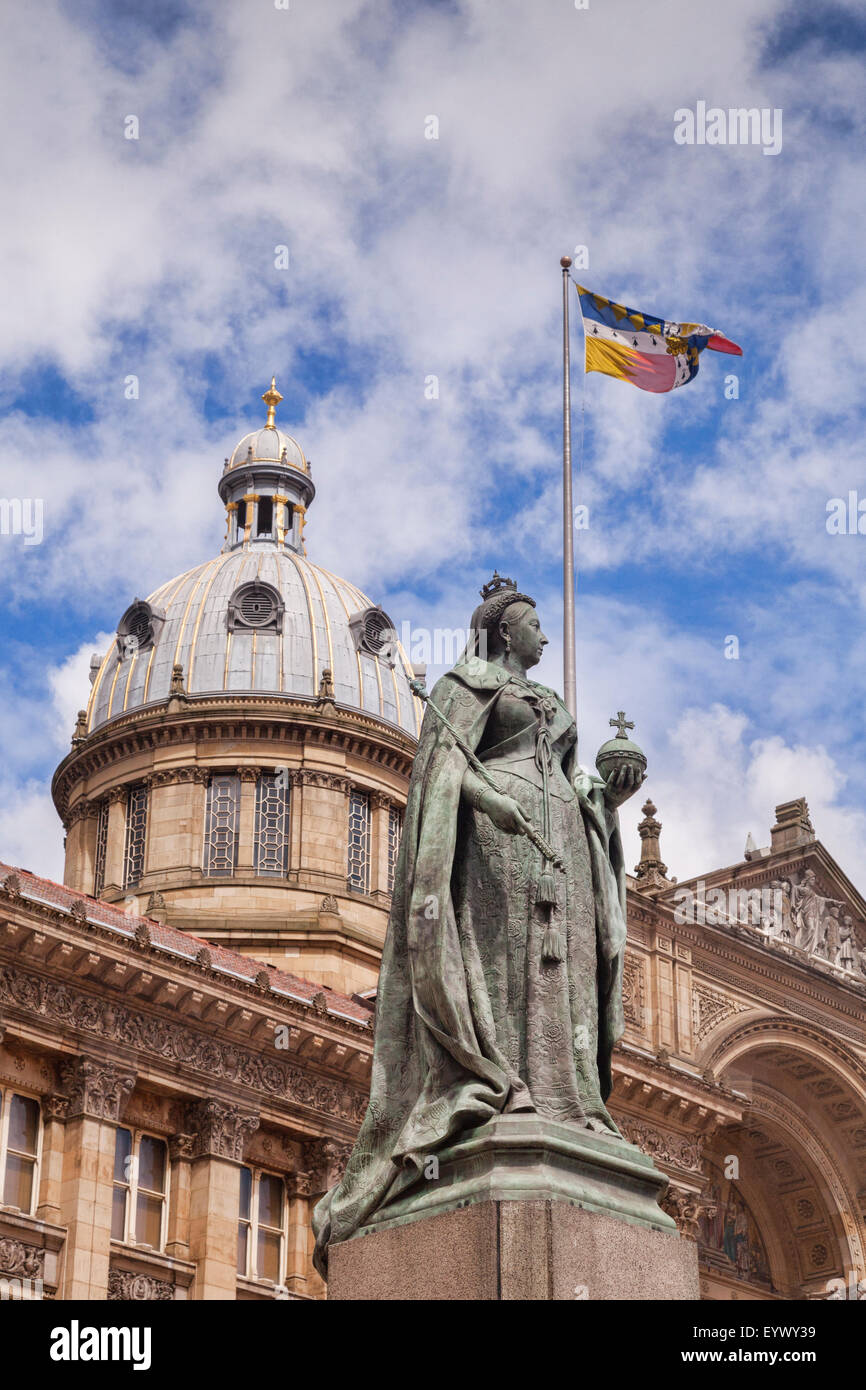Statue of Queen Victoria and Birmingham Museum and Art Gallery ...