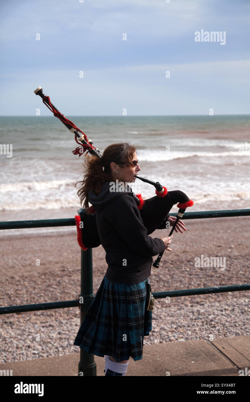Sidmouth, Devon, UK. 4th Aug, 2015. A busking couple play traditional ...
