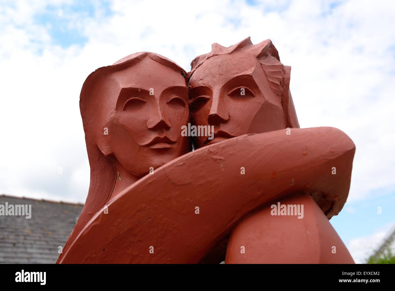 Statue of embracing couple at the Gretna Green wedding venue and ...