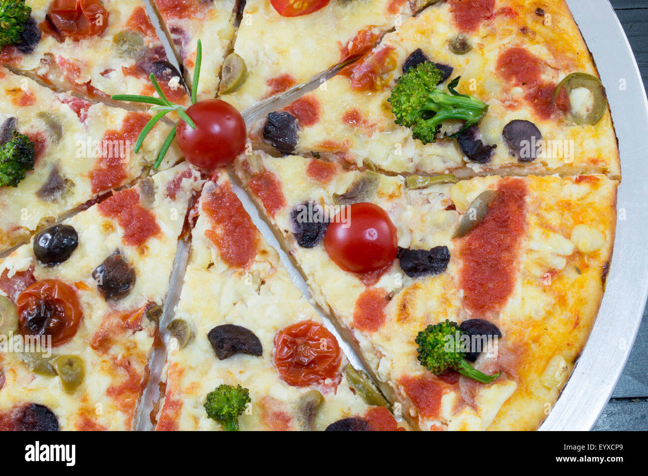 Whole sliced pizza hi-res stock photography and images - Alamy