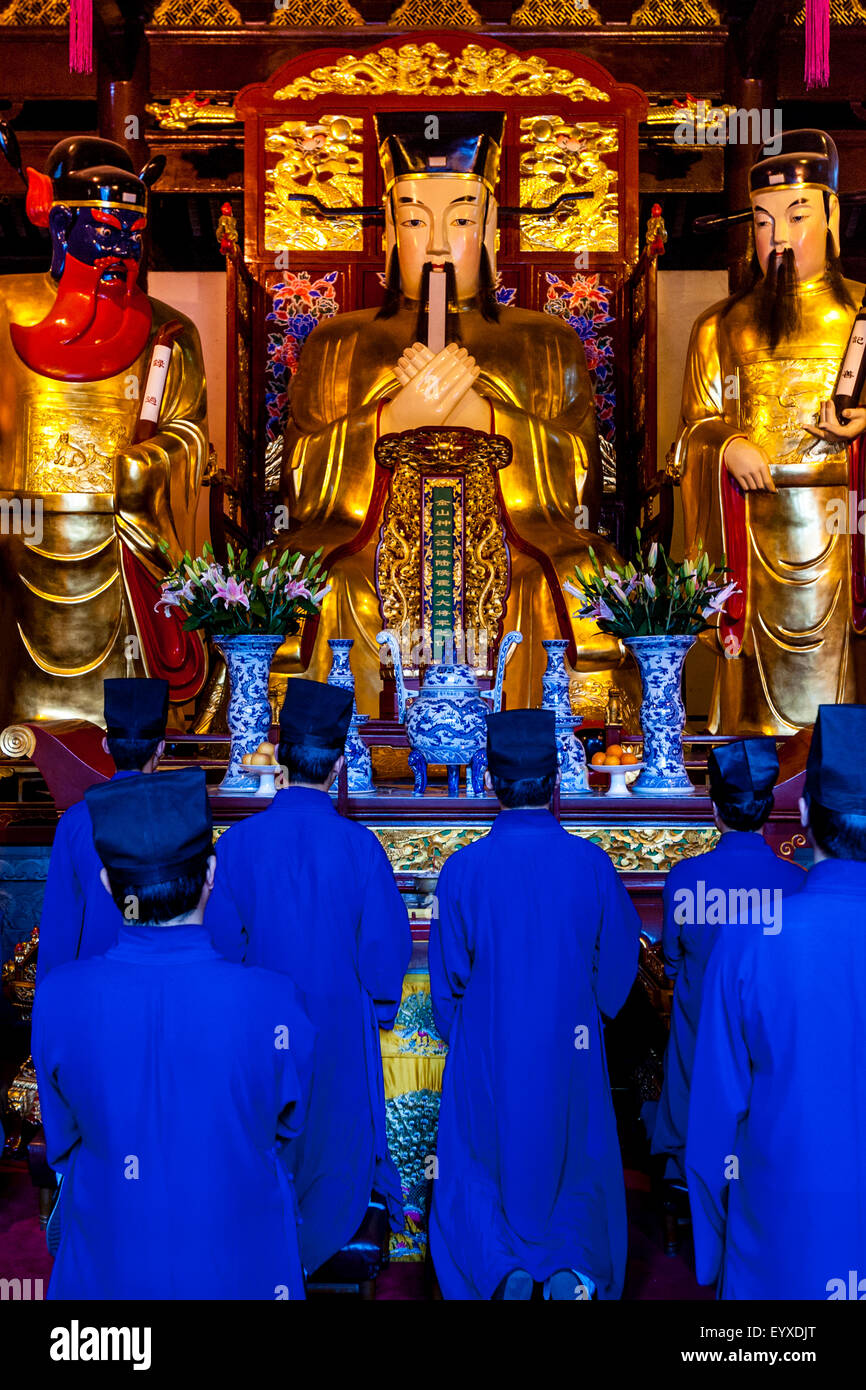Taoist Monks Praying At The City God Temple (Chenghuang Miao Temple ...