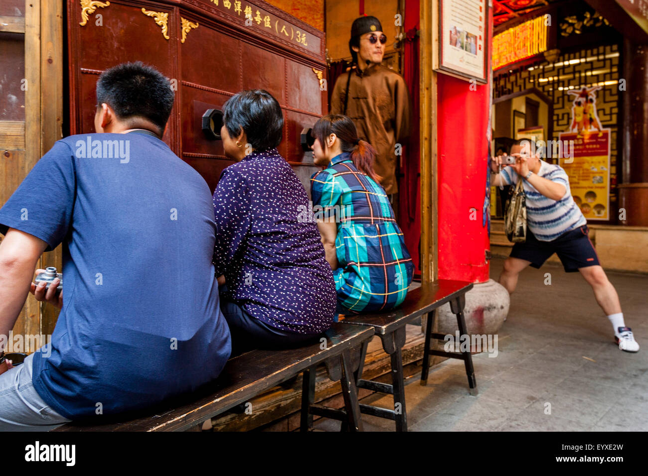 Traditional chinese peep show hi-res stock photography and images - Alamy