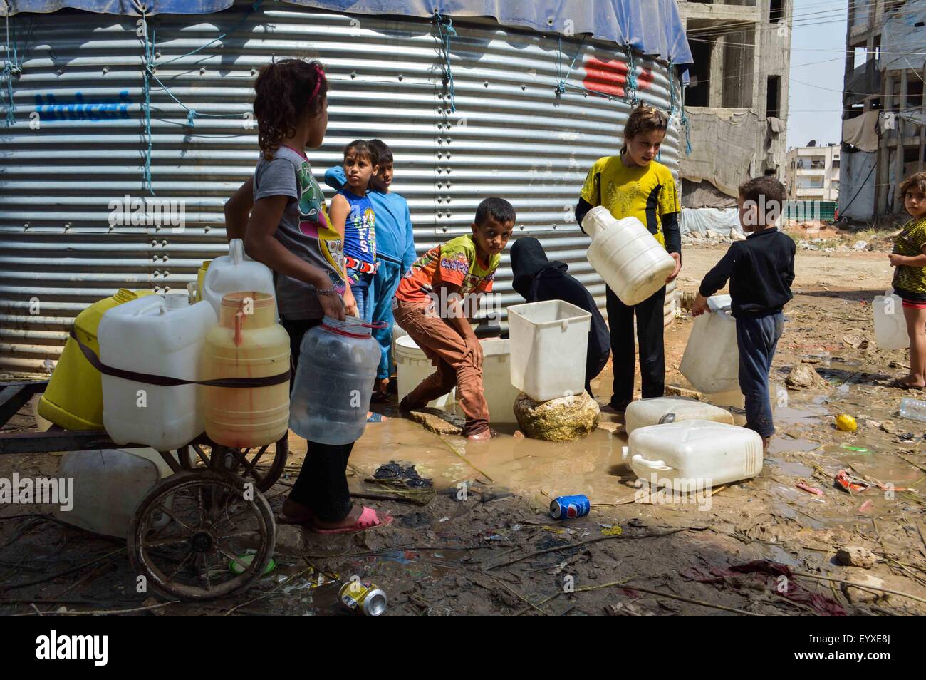 Aleppo, Syria. 4th Aug, 2015. Syrian children fill plastic containers ...