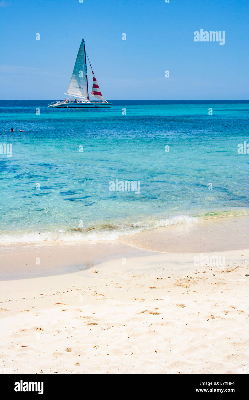 Sailing blue sky aruba hi-res stock photography and images - Alamy