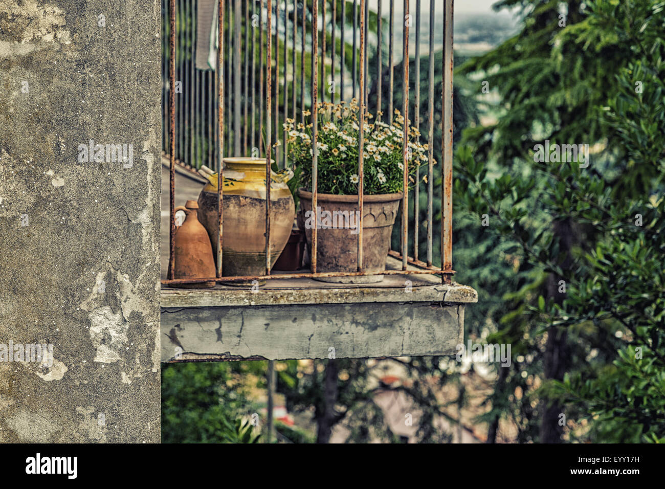 Crumbling flowers hi-res stock photography and images - Alamy