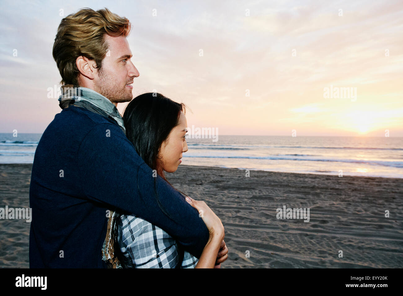 Couple hugging beach sunset hi-res stock photography and images - Alamy