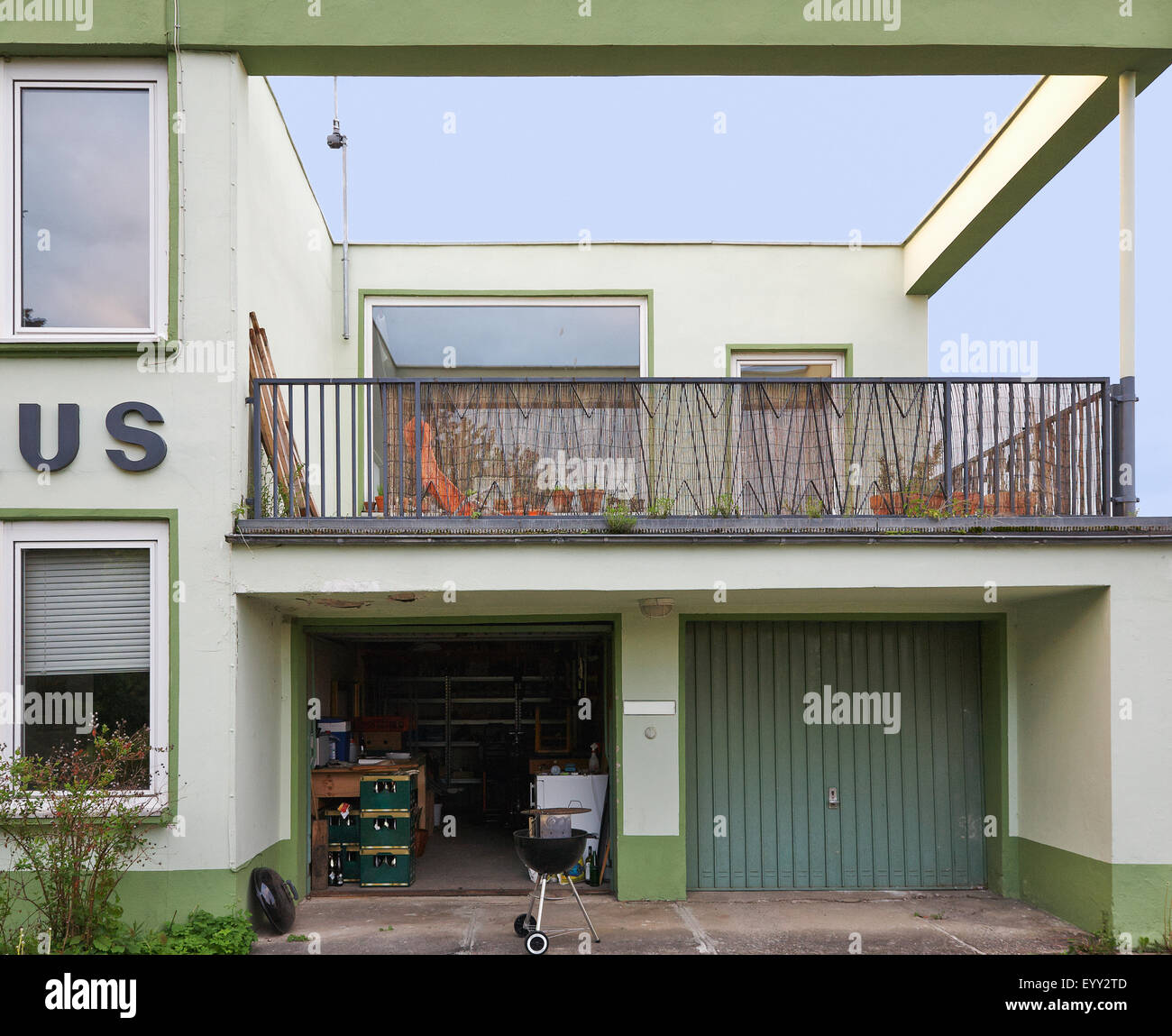 Open home garage hi-res stock photography and images - Alamy