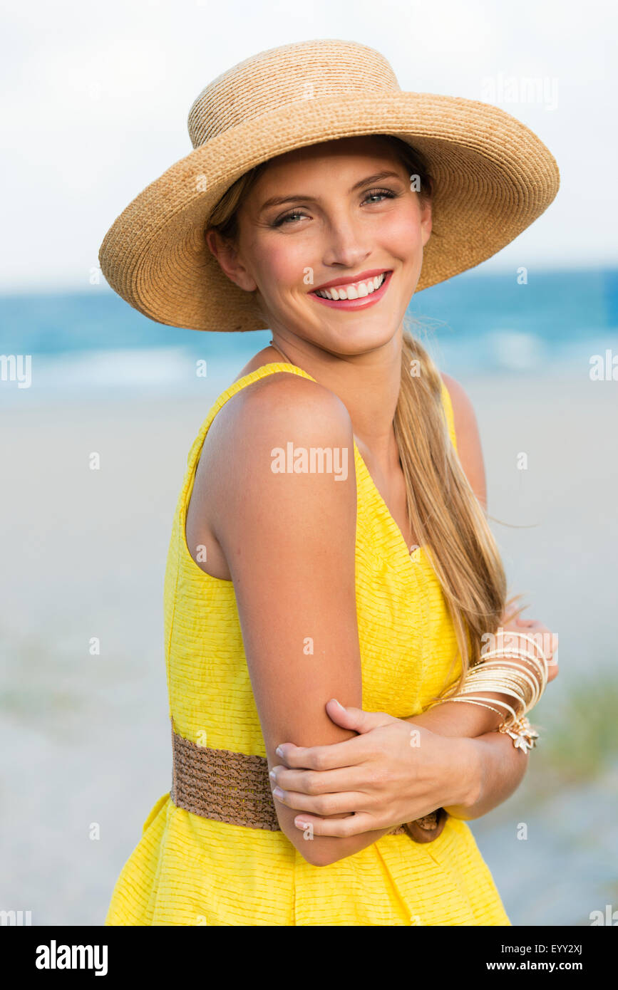 Woman beach sun hat hi-res stock photography and images - Alamy
