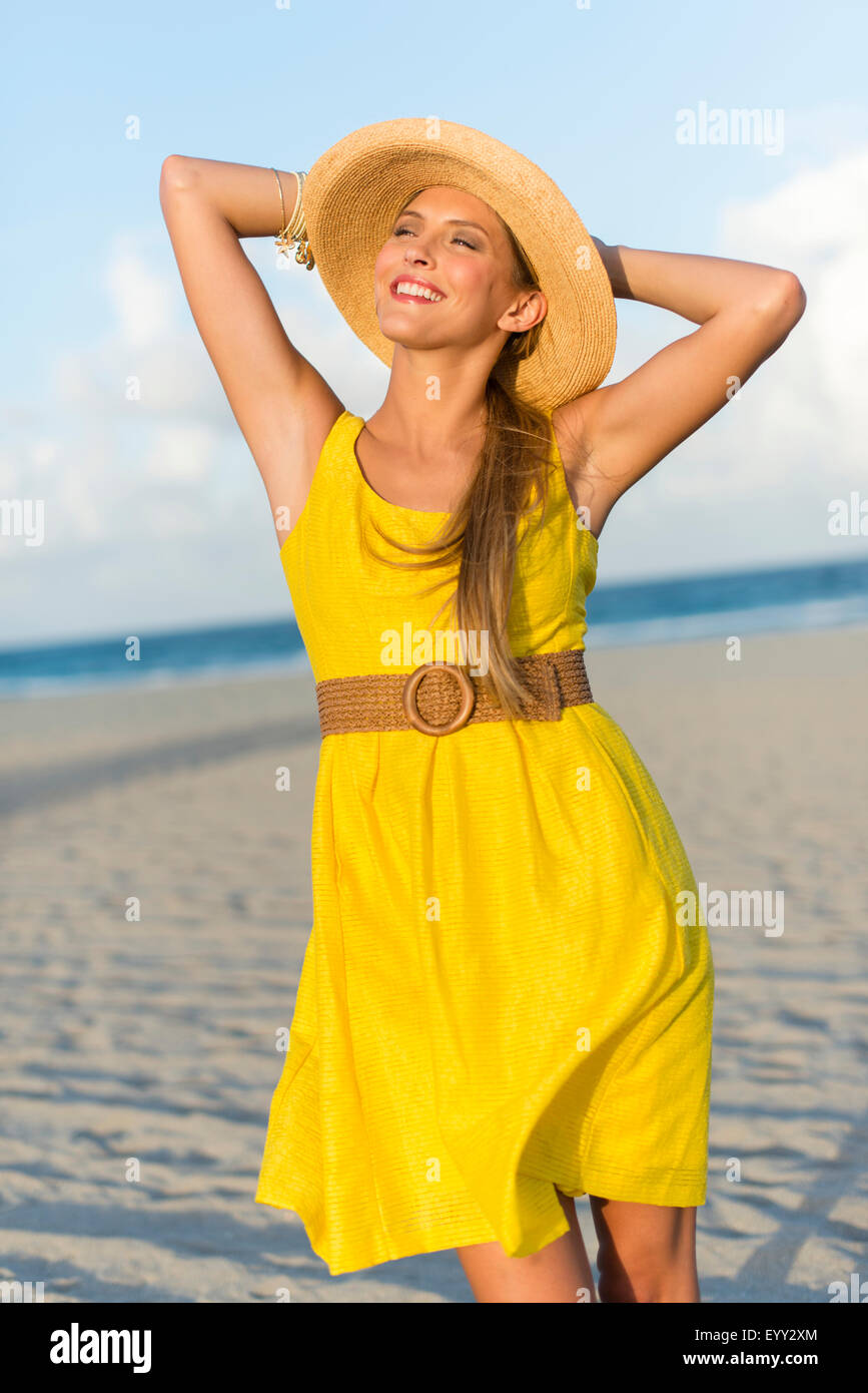 Woman sun hat on beach hi-res stock photography and images - Alamy