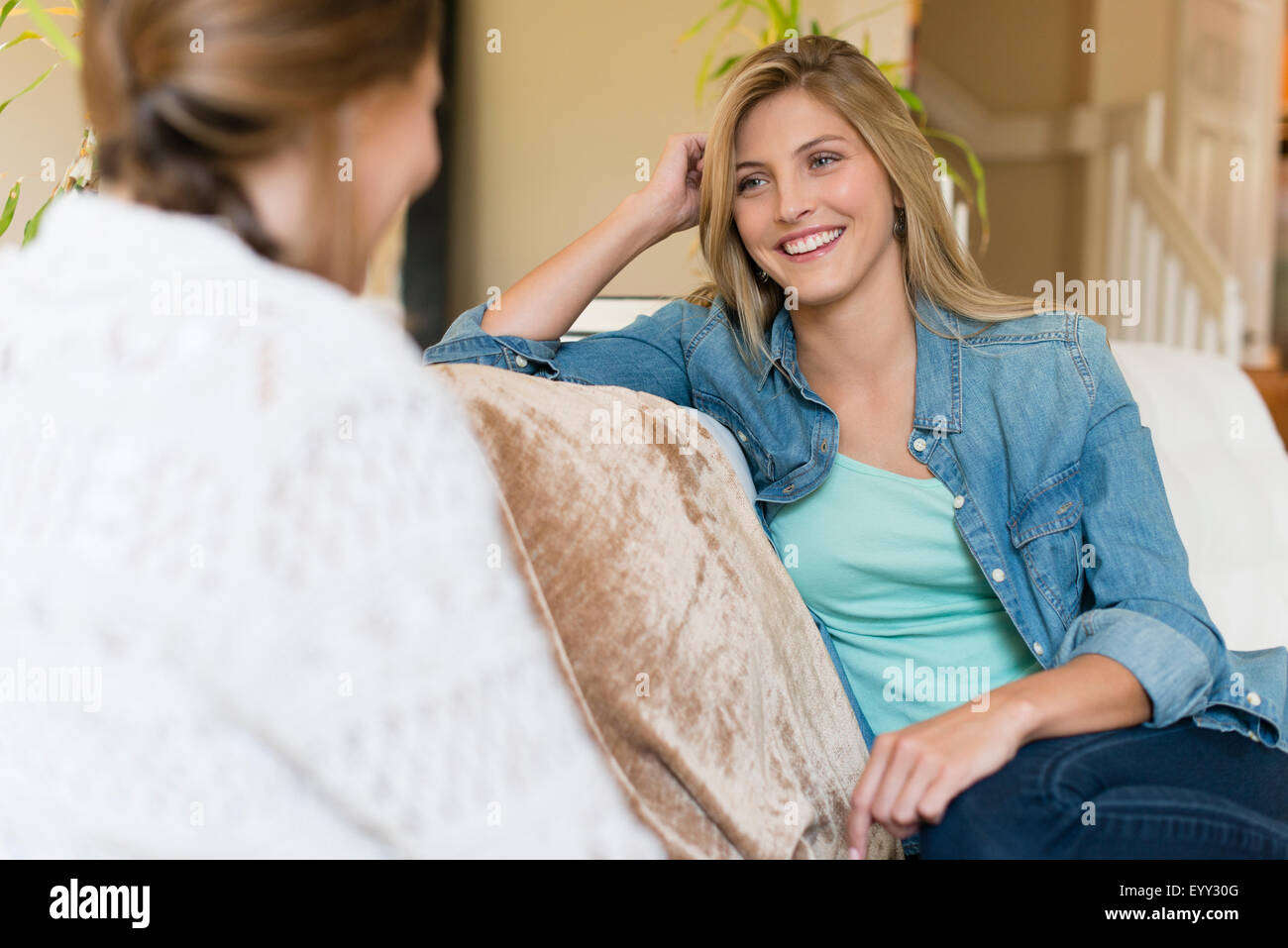 Women talking sofa hi-res stock photography and images - Alamy