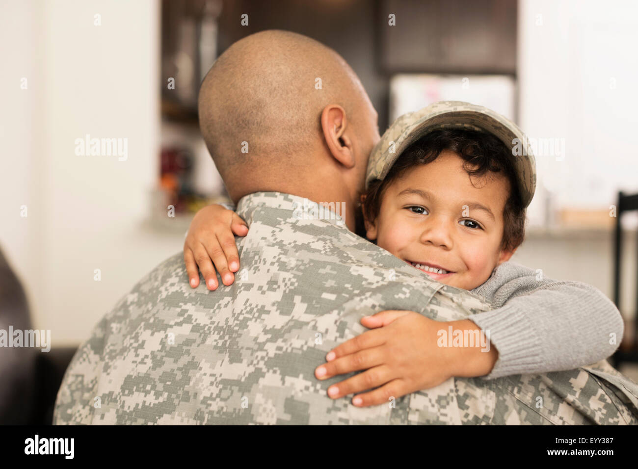 Military man hugging hi-res stock photography and images - Alamy
