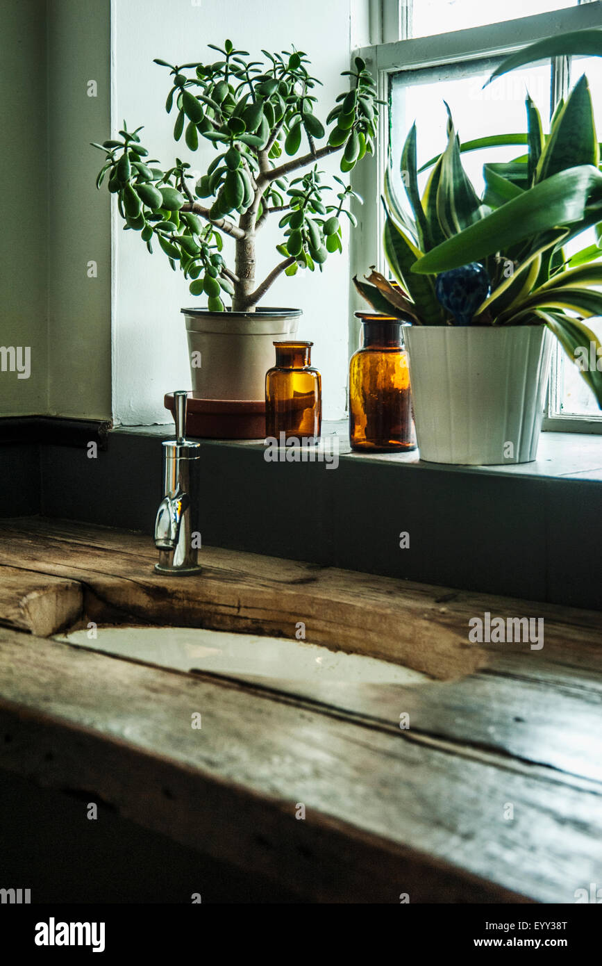 Wooden counter hi-res stock photography and images - Alamy