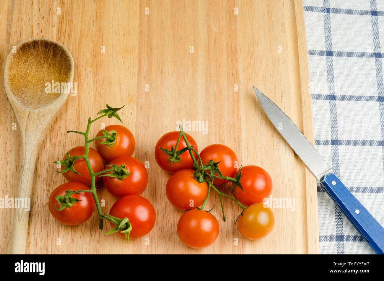 Tomato cutting board hi-res stock photography and images - Alamy