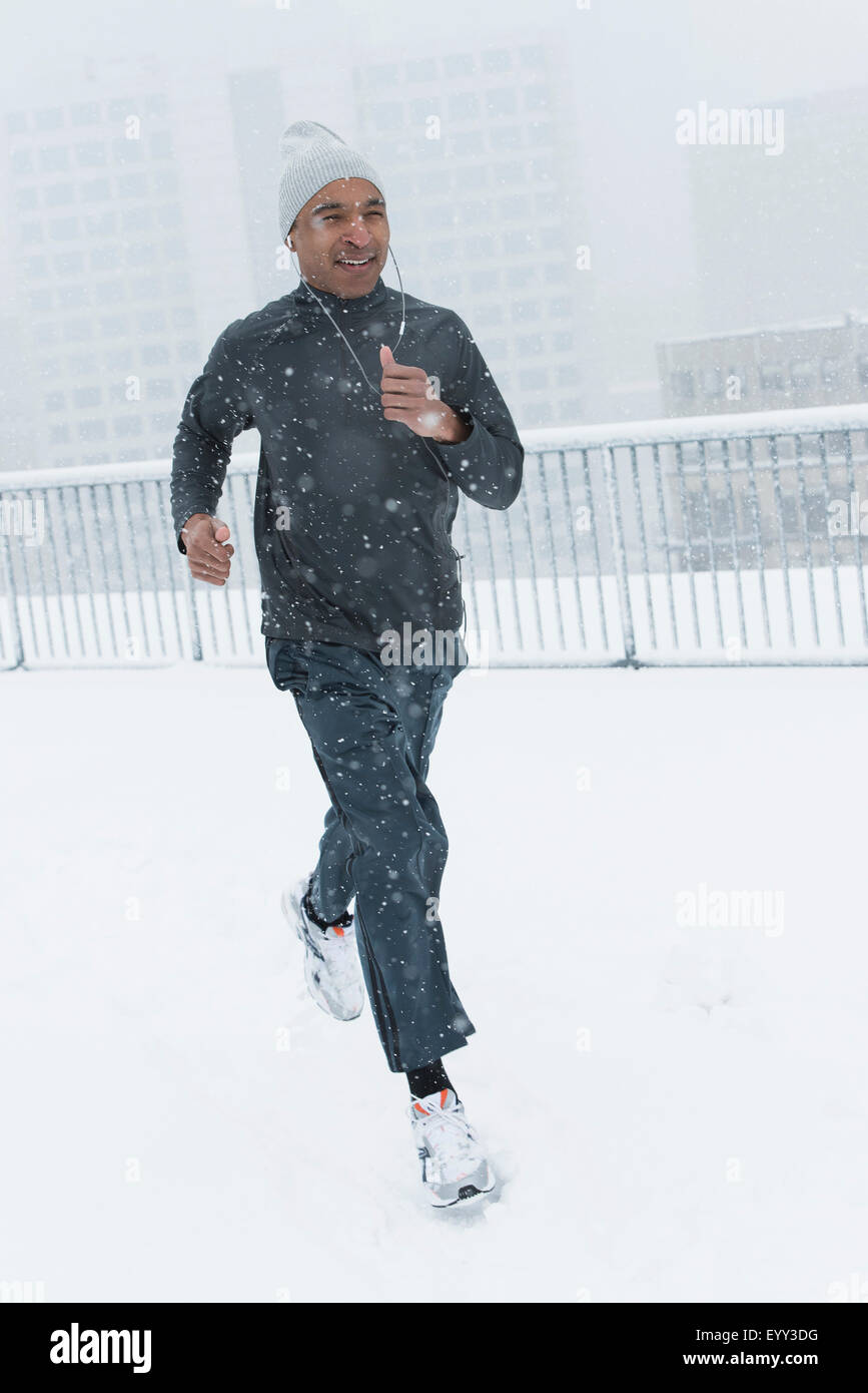 Man jogging snow hi-res stock photography and images - Alamy