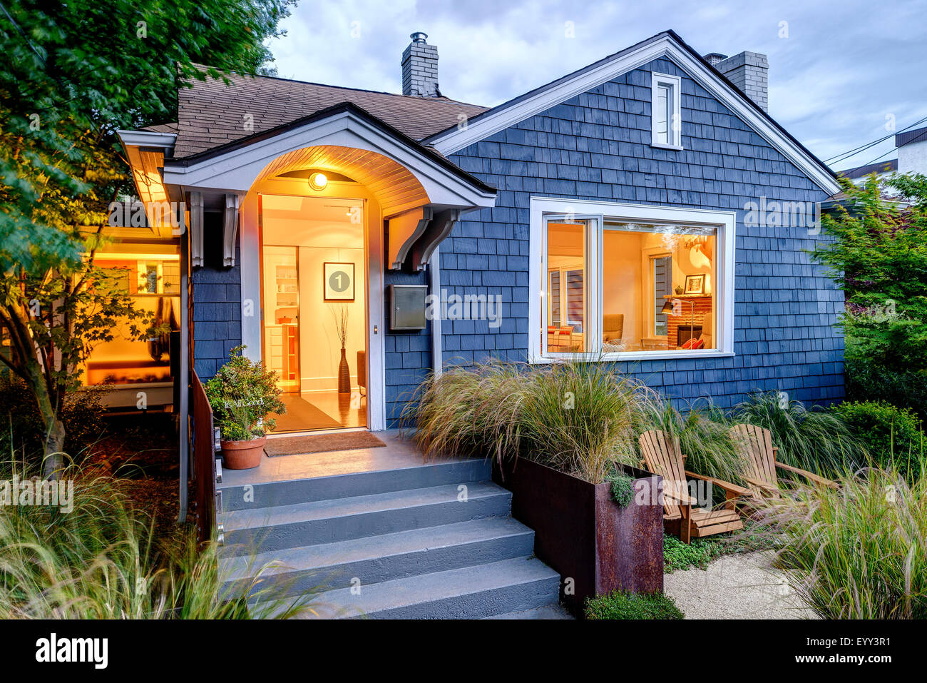 Front stoop hi-res stock photography and images - Alamy