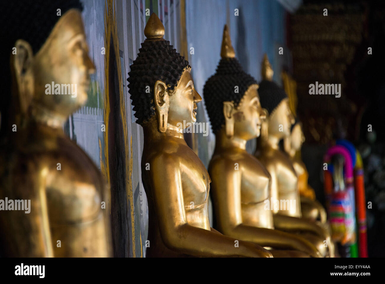 Golden female statue hi-res stock photography and images - Alamy