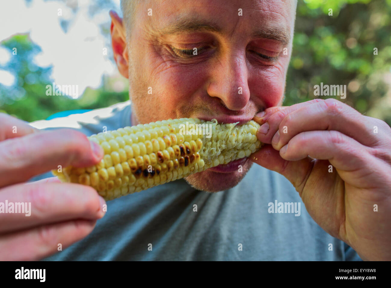 Guy eating corn on the cob hi-res stock photography and images - Alamy