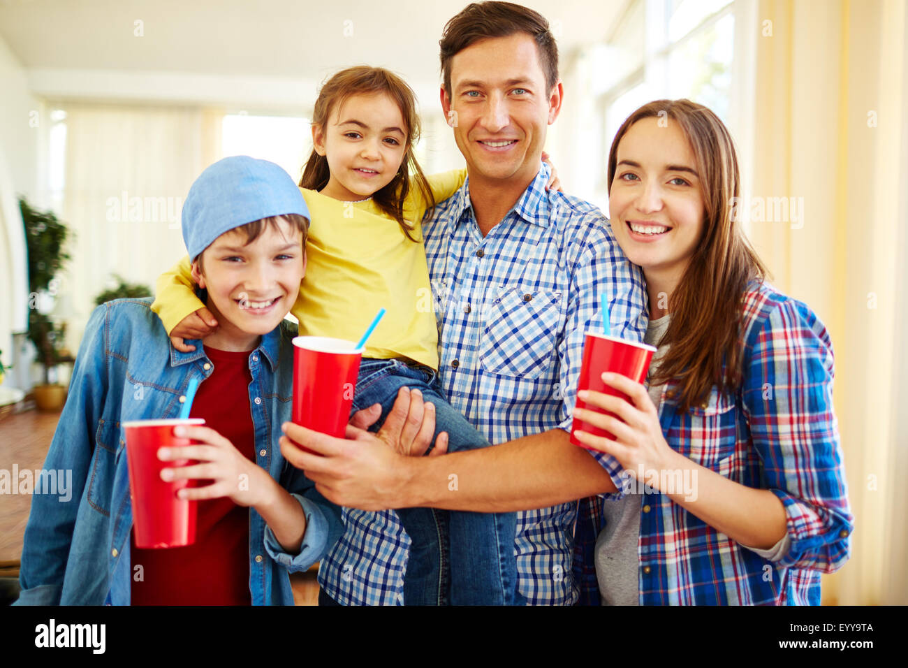 Man and woman with coke hi-res stock photography and images - Alamy