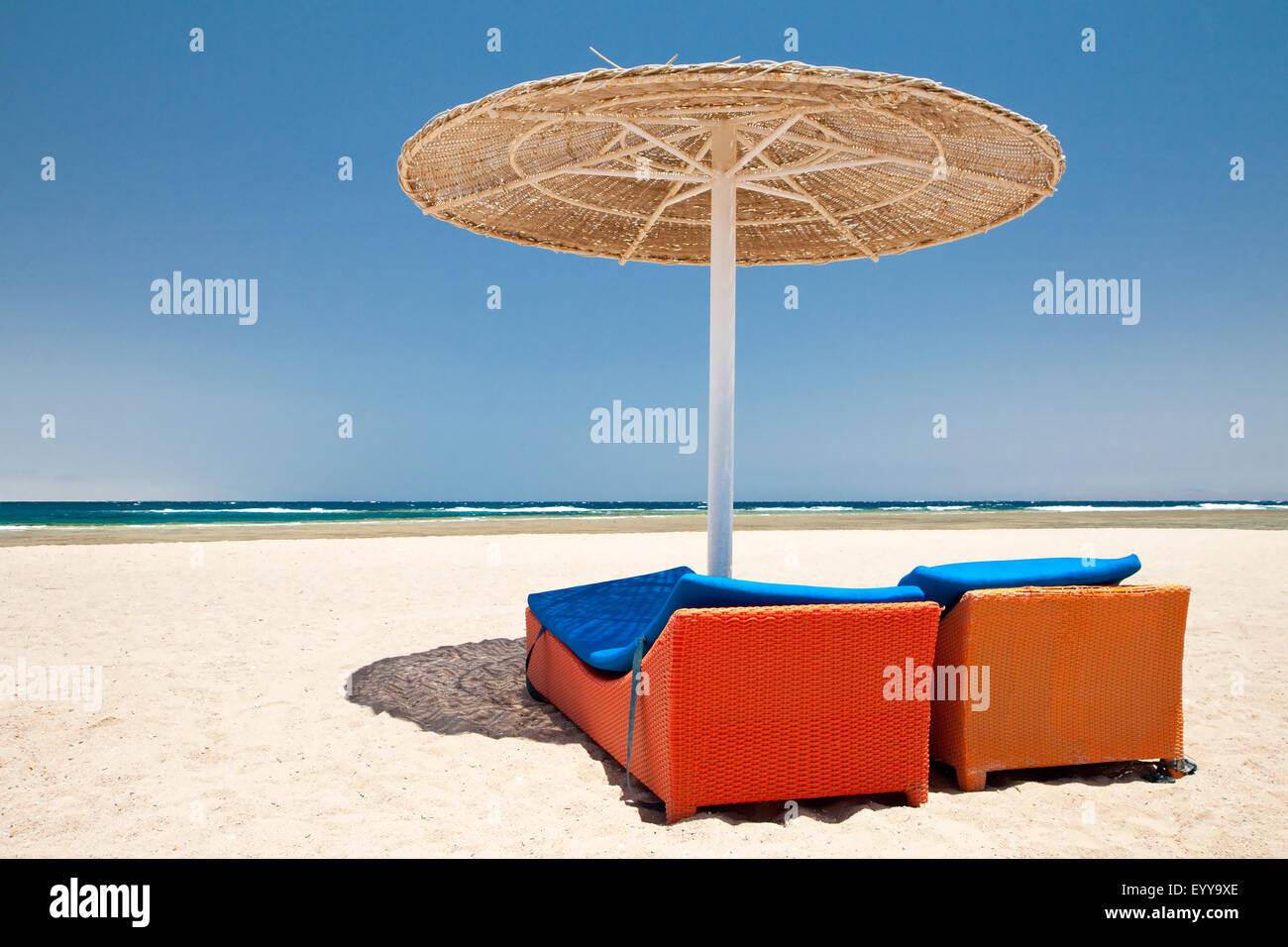 Parasol and sun loungers on the beach Stock Photo - Alamy