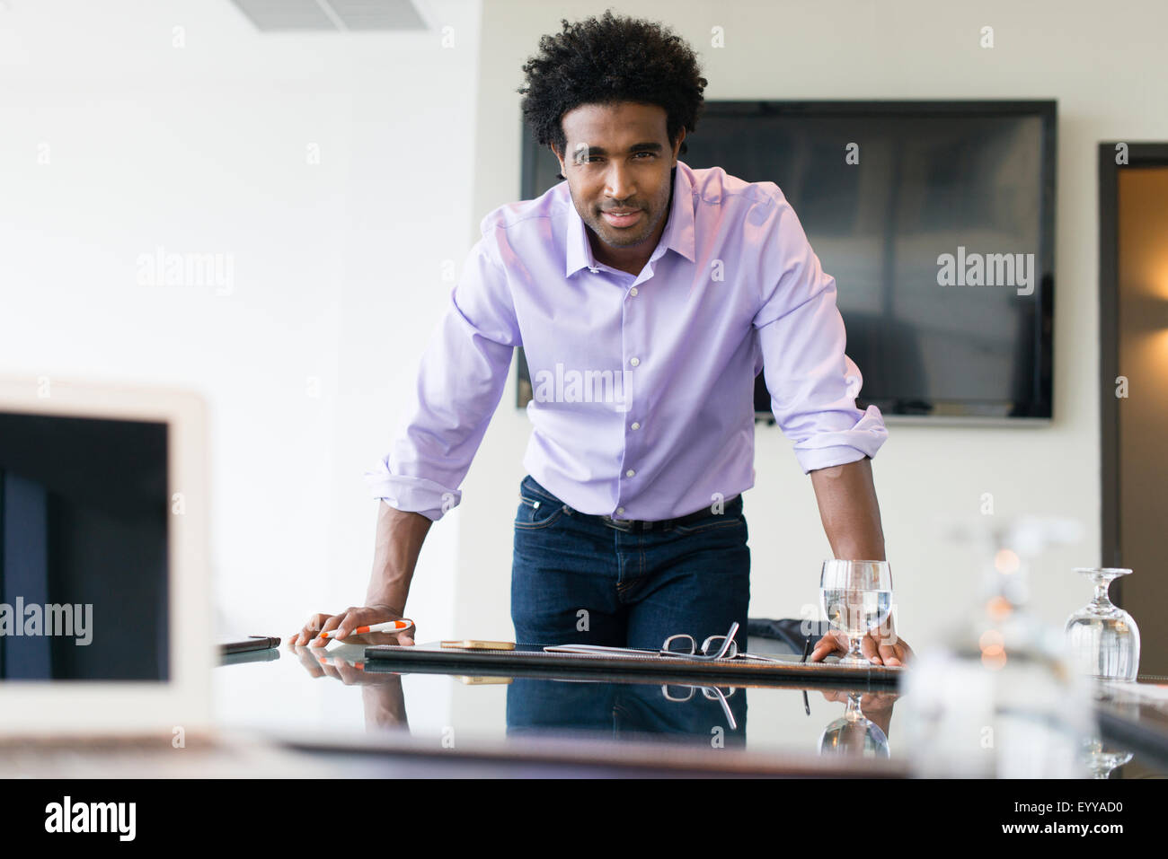 Leaning over table hi-res stock photography and images - Alamy