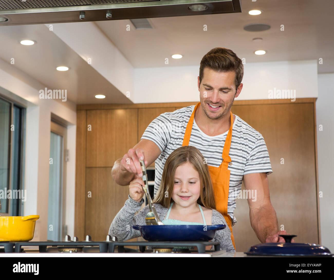 Father cooking with daughter hi-res stock photography and images - Alamy