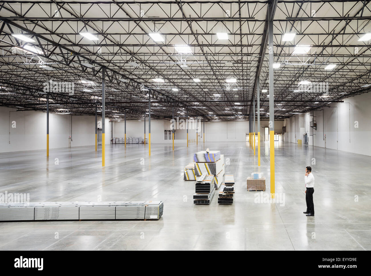 Empty warehouse hi-res stock photography and images - Alamy