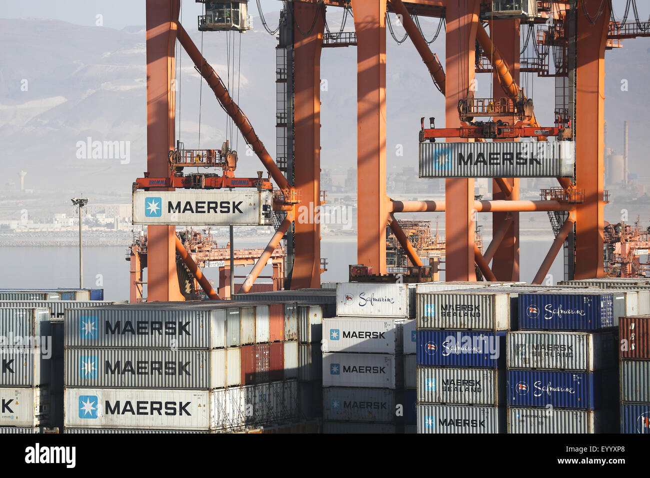 Berthing container ship hi-res stock photography and images - Alamy