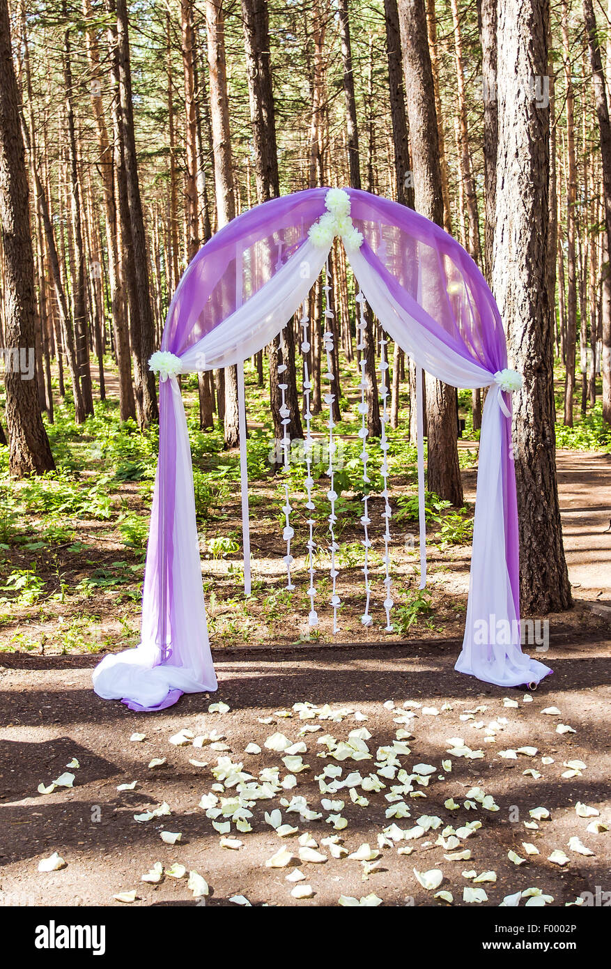 Purple wedding arch Stock Photo - Alamy