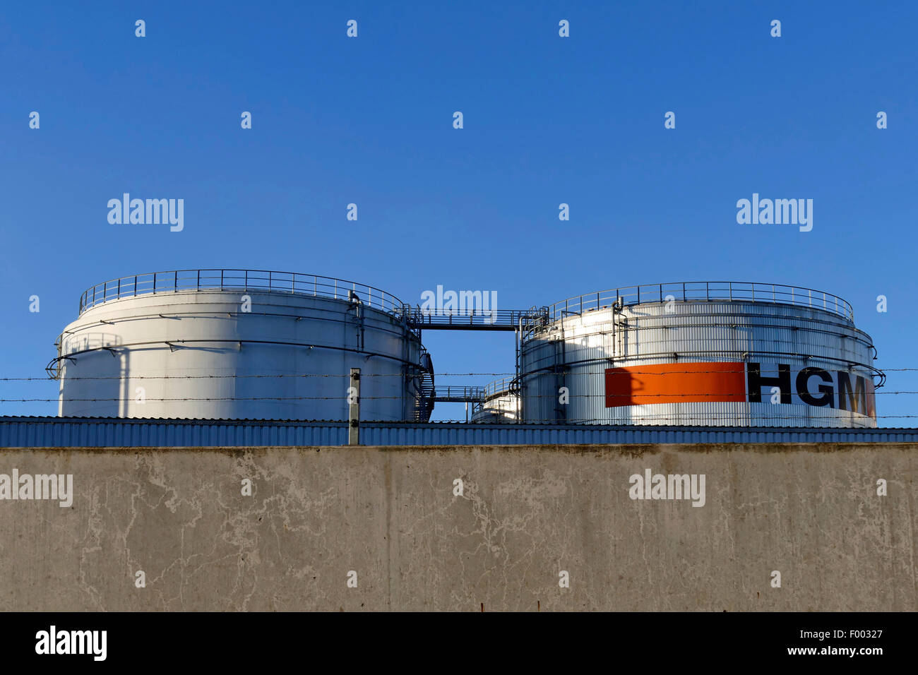 Oil tanks horizontal hi-res stock photography and images - Alamy
