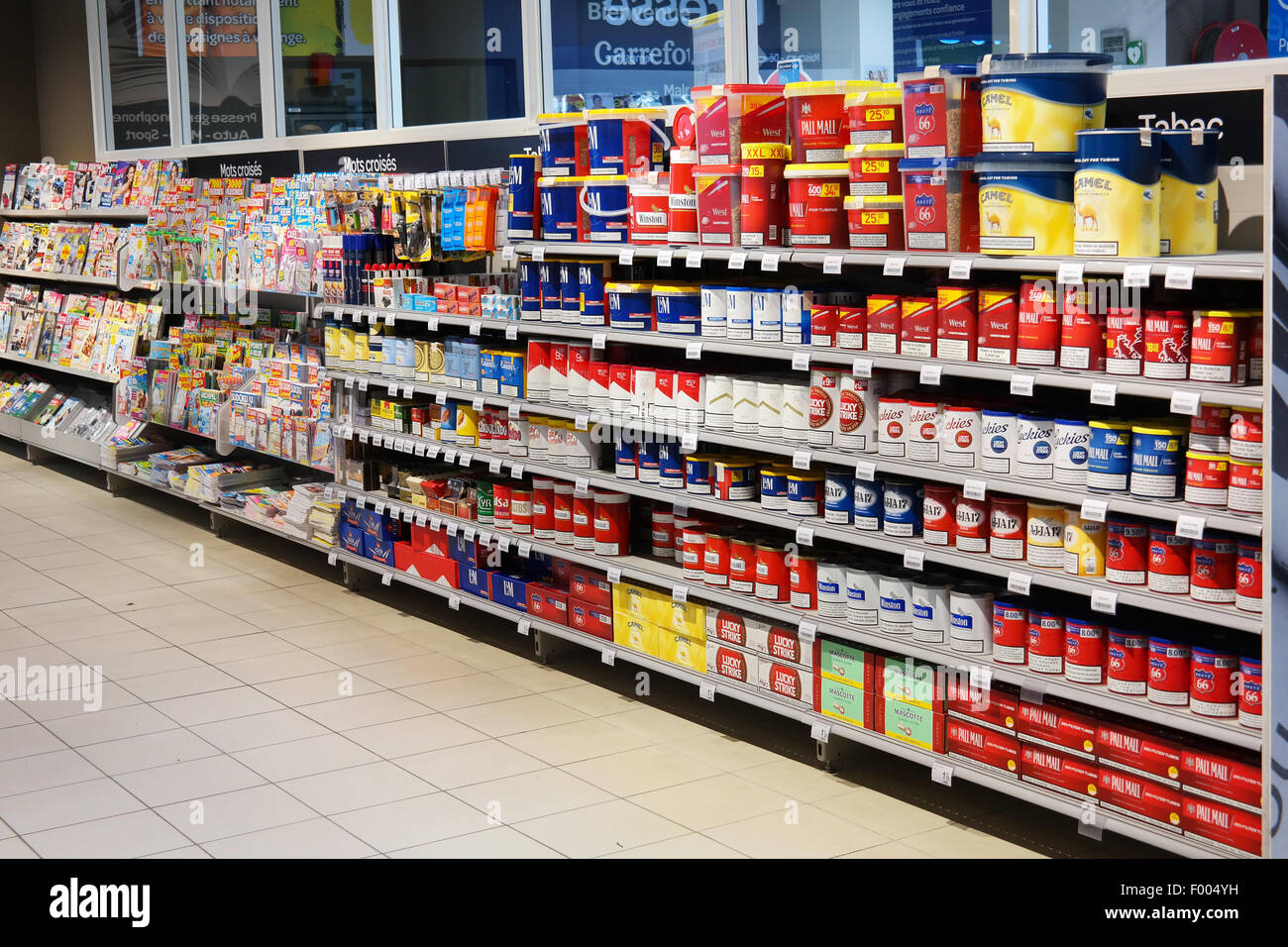 Tobacco retail hi-res stock photography and images - Alamy