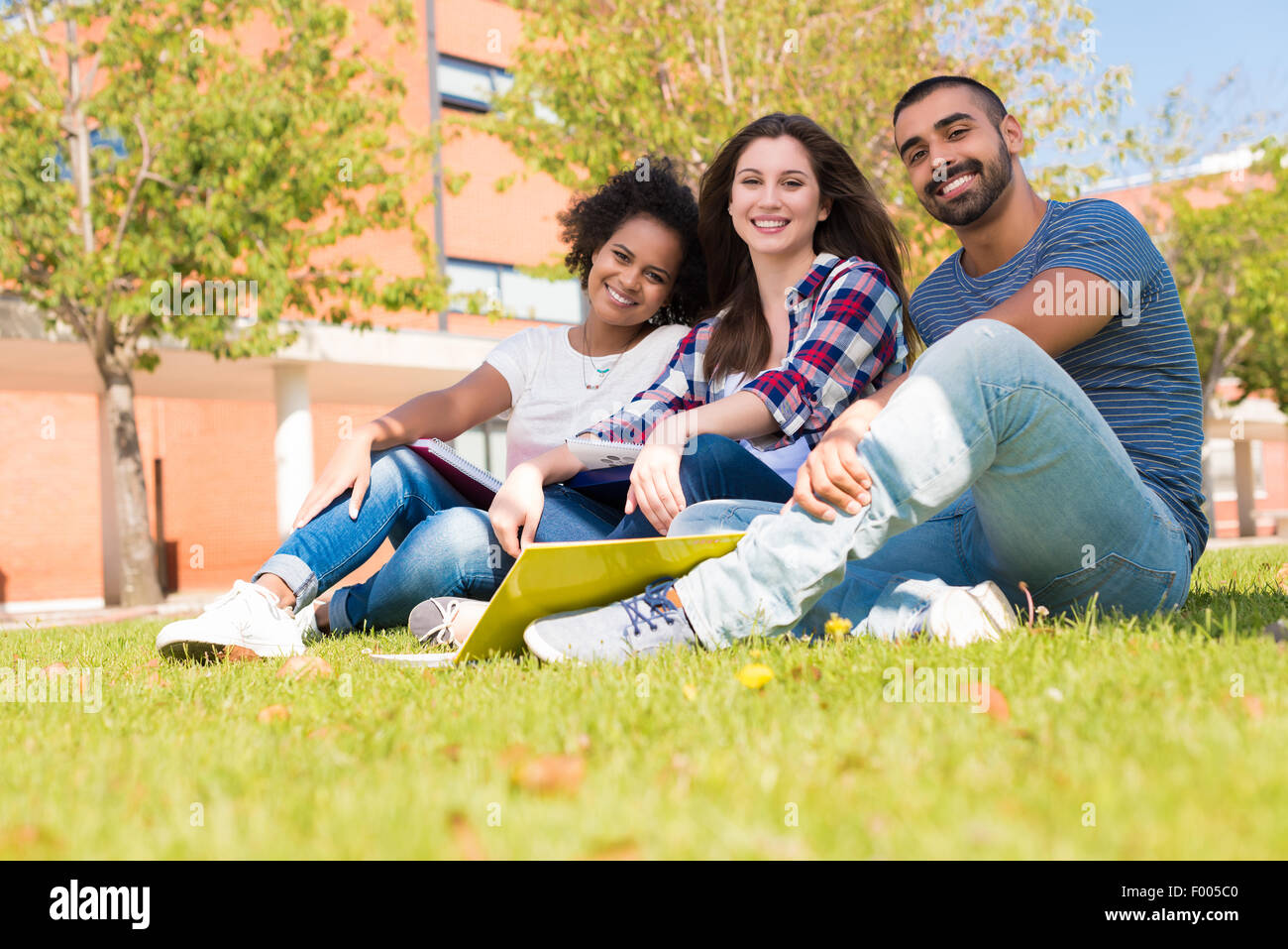 Students sitting on the grass at School Campus Stock Photo - Alamy