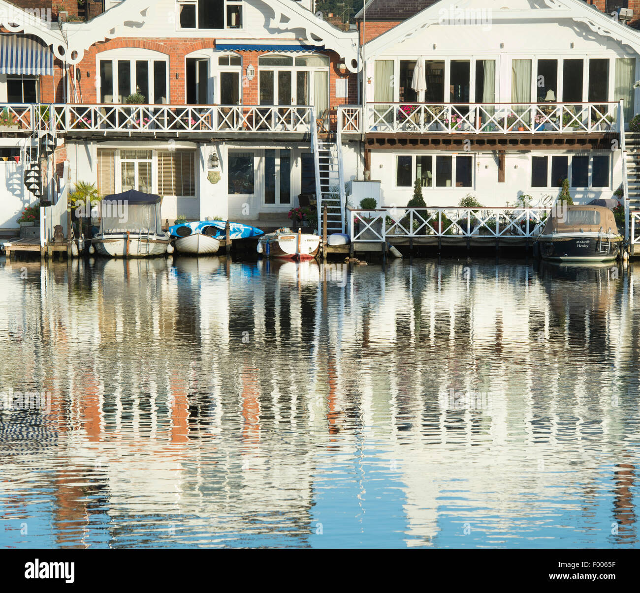 Riverside houses river henley on thames oxfordshire hi-res stock ...