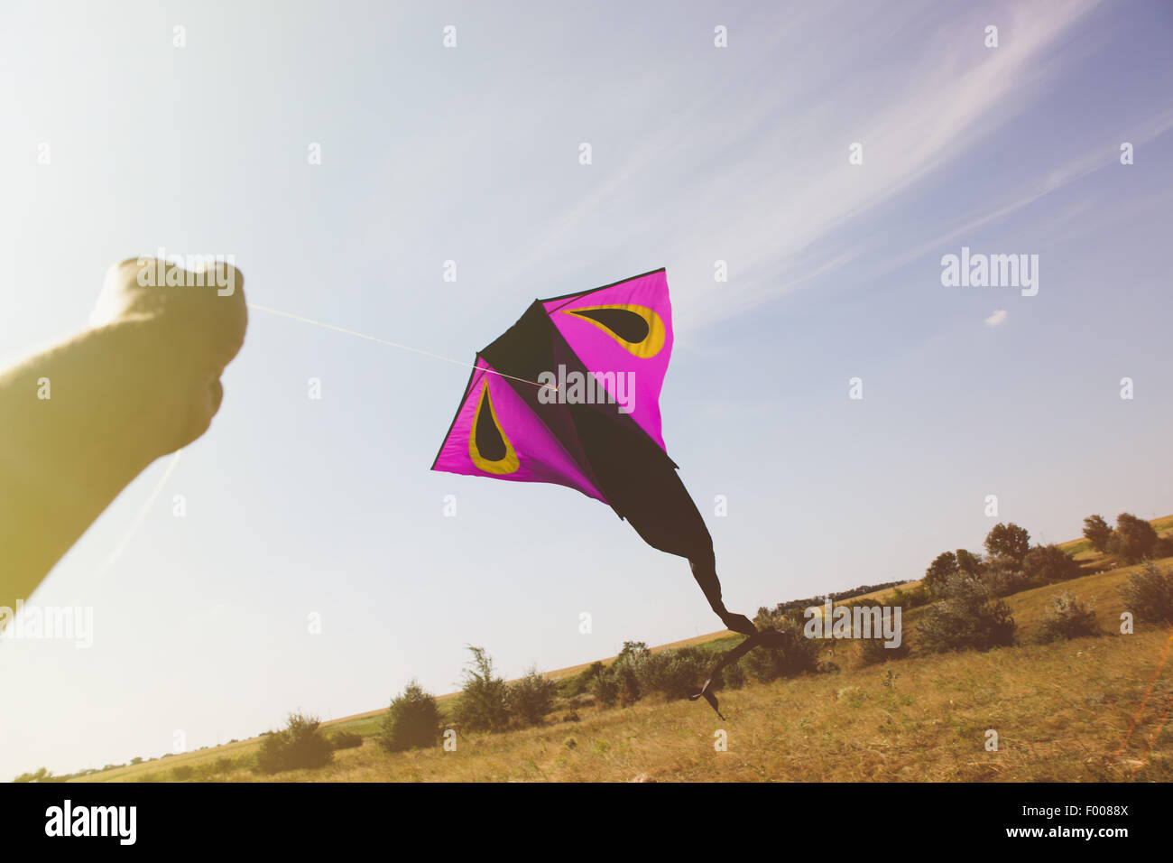 Hand holding a kite against the sky hi-res stock photography and images ...