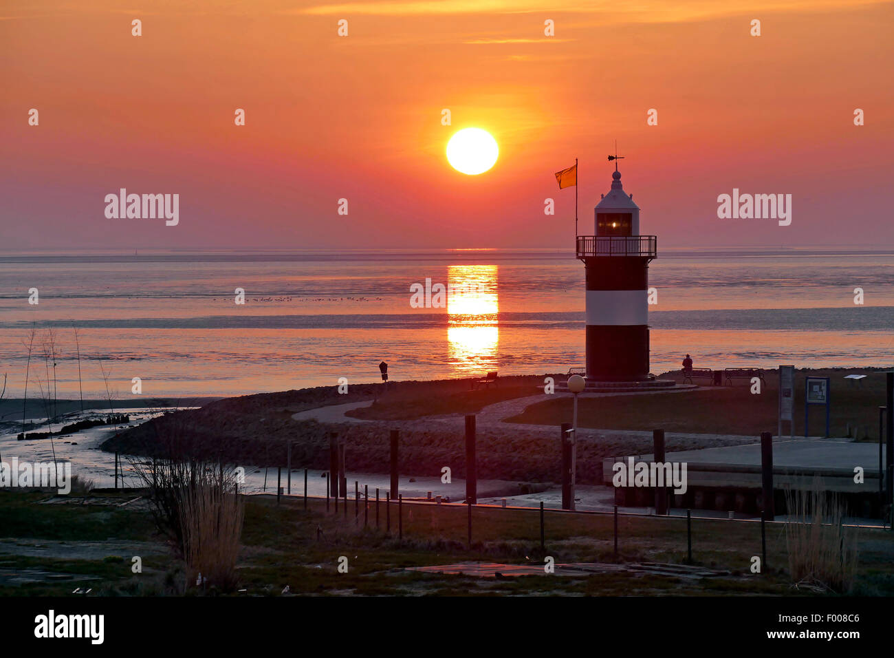Wremen trough with view on the lighthouse Little Prussian in evening ...