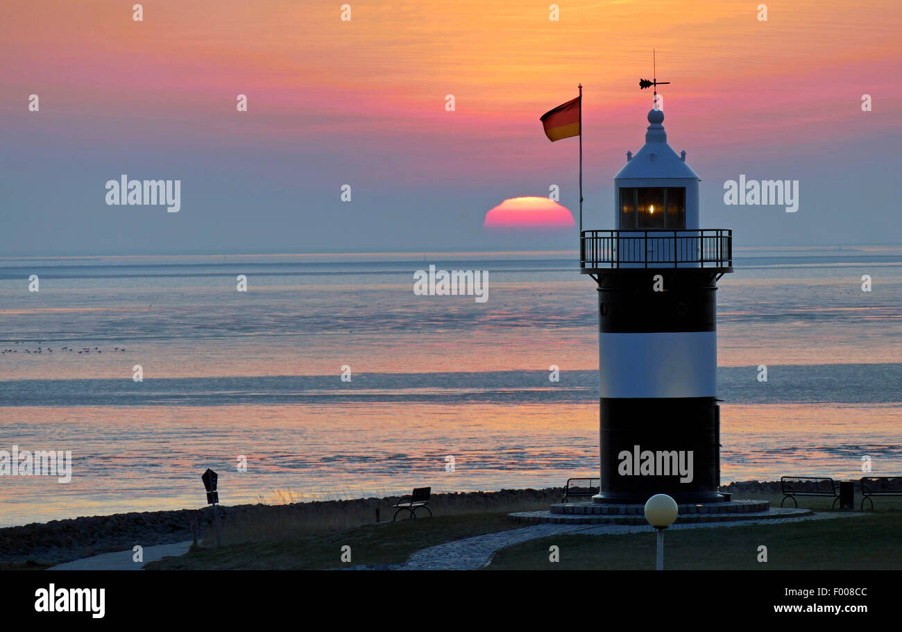 Wremen trough with view on the lighthouse Little Prussian in evening ...